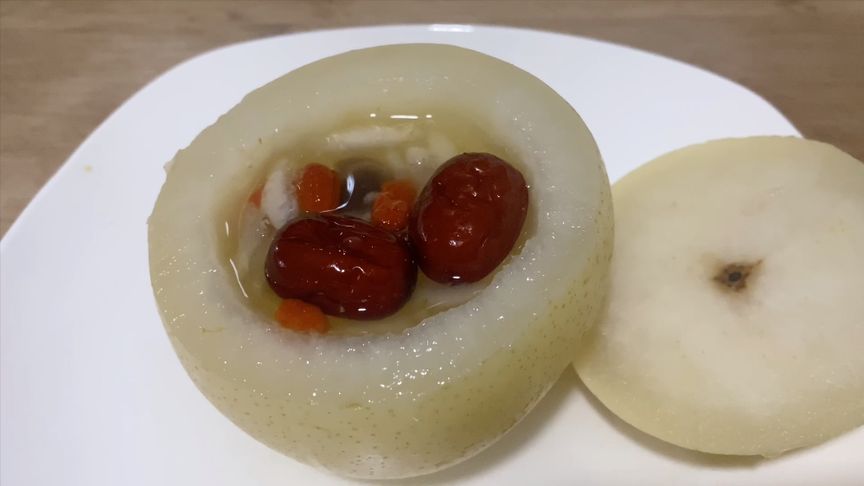 冰糖加雪梨,这样吃润肺化痰,喝过效果不错,还好吃