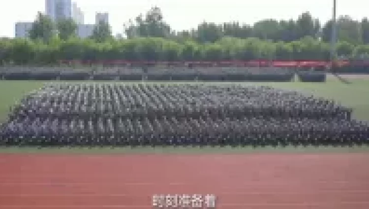 学校运动会闭幕式太震撼了,队形如此有创意,想必花费了很大心思