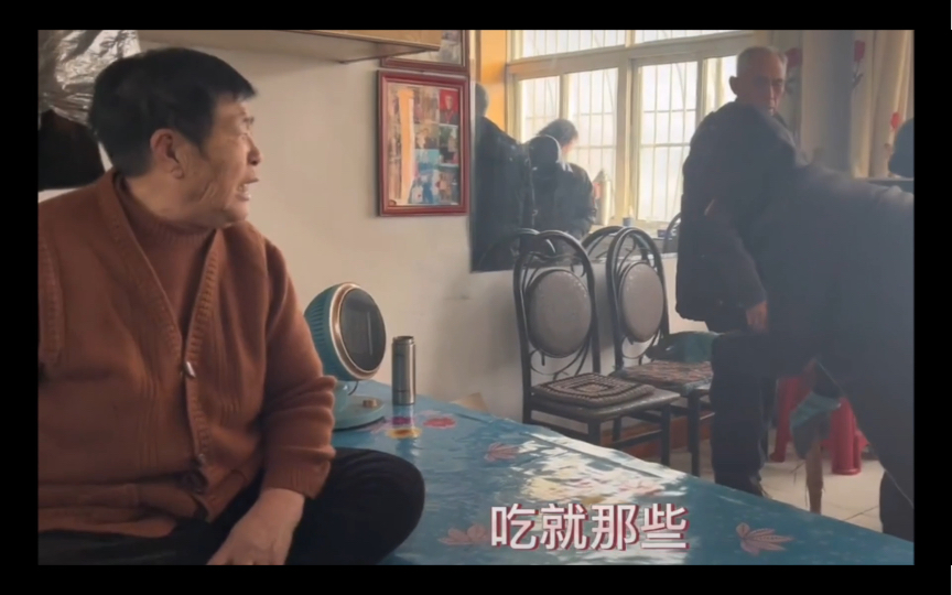 过年回家假扮老太太搞笑的