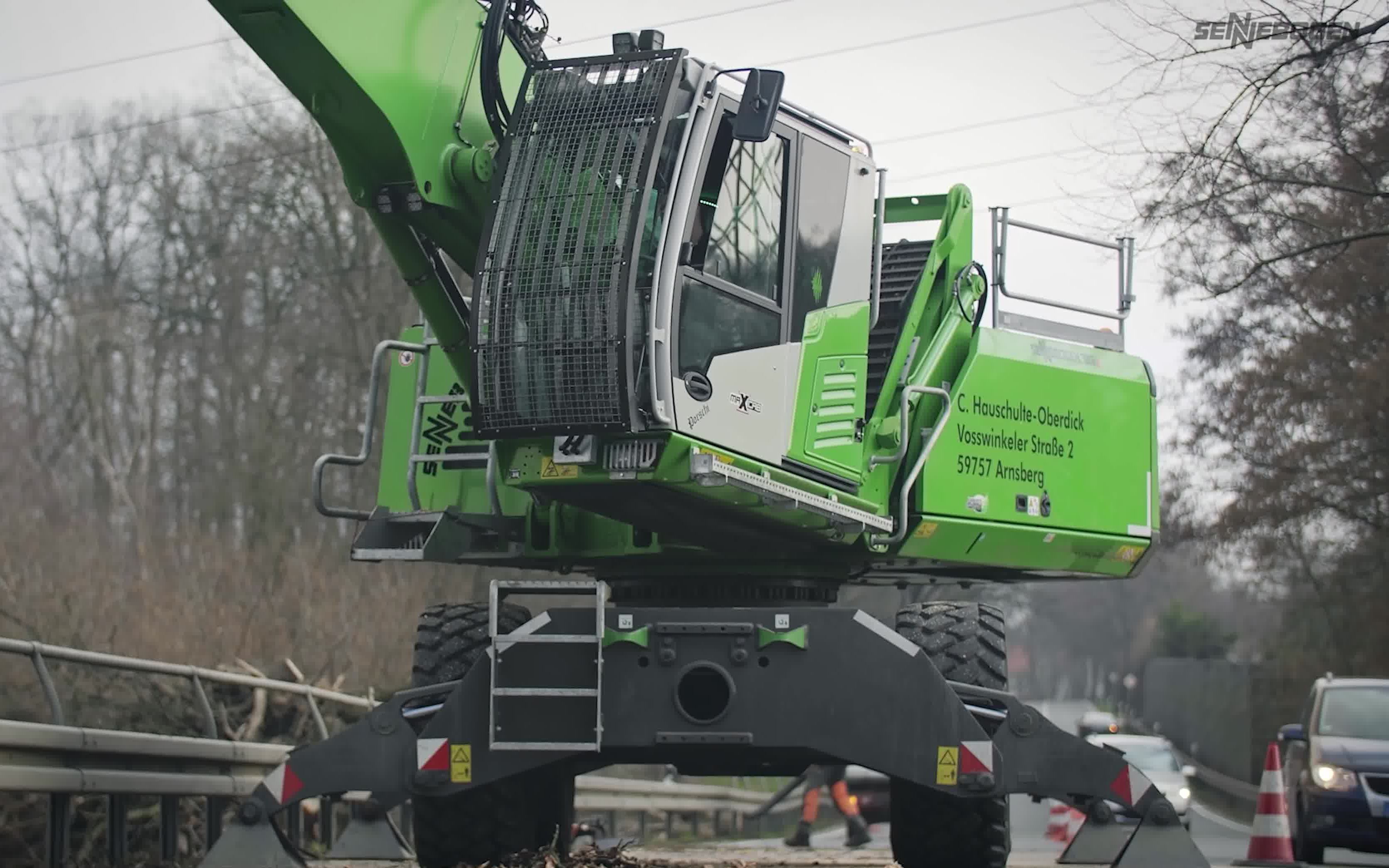 森尼伯根728E伐木挖掘机砍伐路边树枝