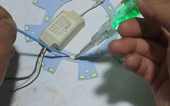 【老电工讲解】LED灯泡不亮了怎么办?教你一招,轻松修好