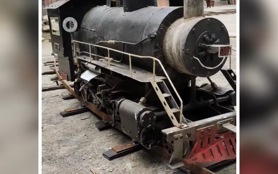 微型蒸汽动力小火车 蒸汽火车模型 载人微型蒸汽火车用手推动在移动...