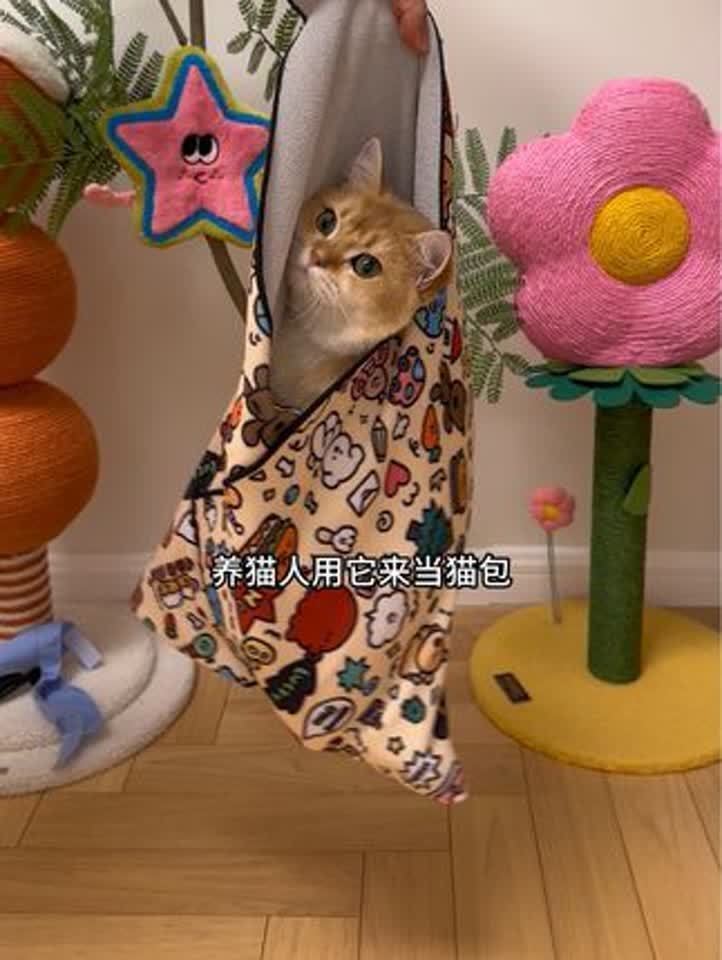 这个裹猫布,你就左右一包,小猫咪不抓也不跑还直打呼噜,谁研究的呢...