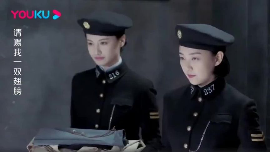 女囚犯执行死刑褪去囚服,瞬间女狱警看呆