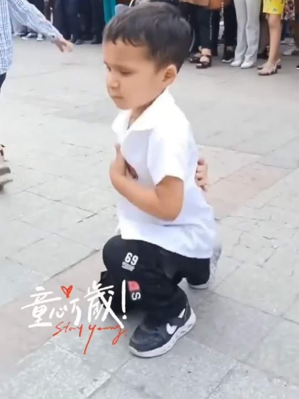 #新疆无敌小可爱上线了 #新疆萌娃舞蹈 #舞台无处不在 #童年动画 #...