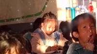 河南一学校课堂上学生受老师点名表扬时,一束阳光刚好映在脸上!
