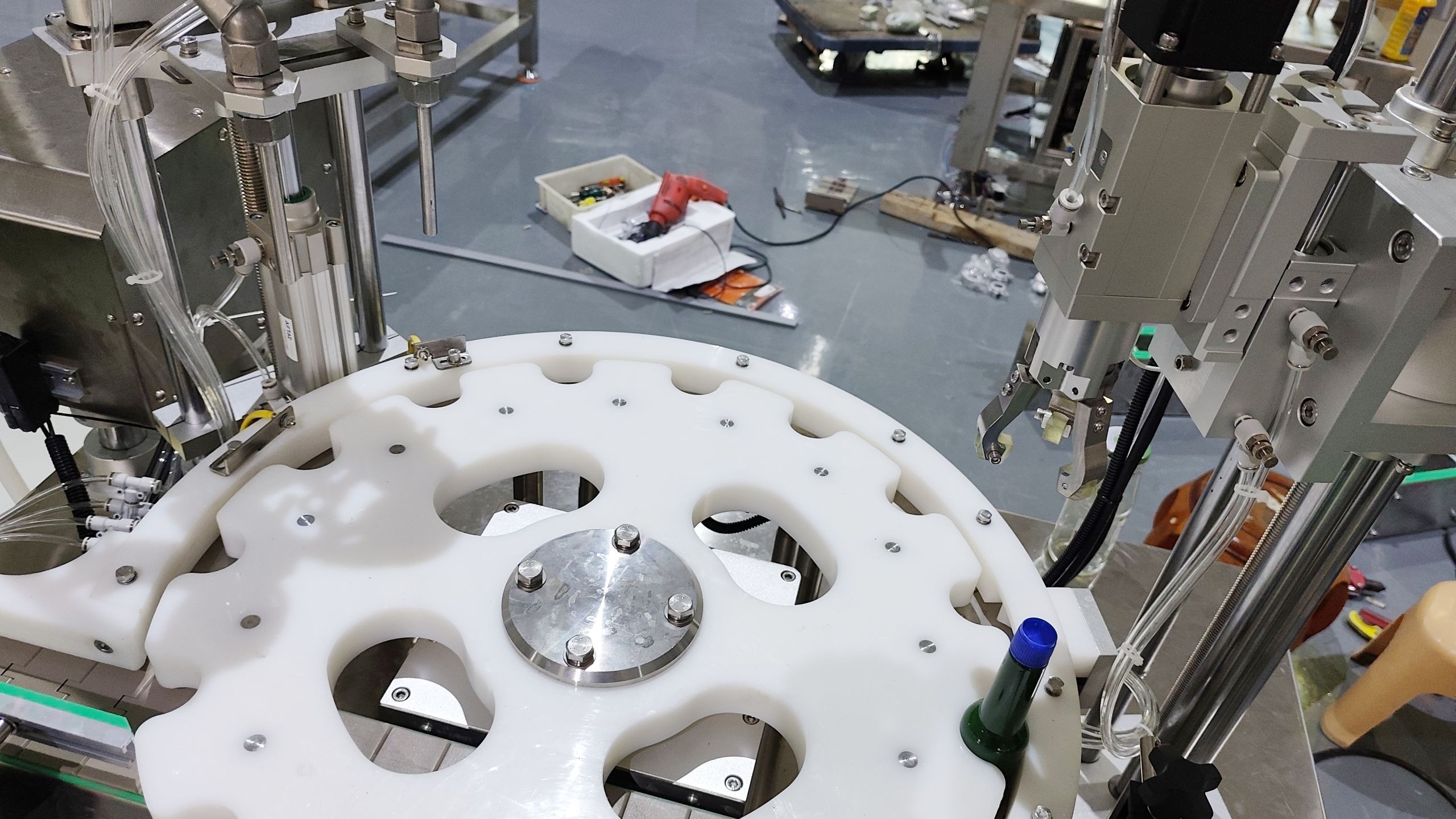 成都全自动灌装旋盖机-西林瓶自动旋盖机-抓旋式旋盖机设备调试视频...