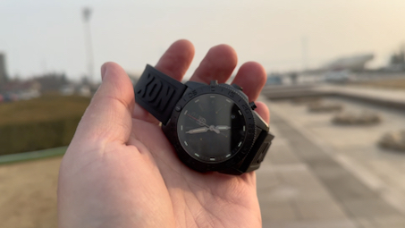 ...蓝宝石镜面,黑色cut ti fit橡胶表带,背刻五角星since 1989标志,200米防水