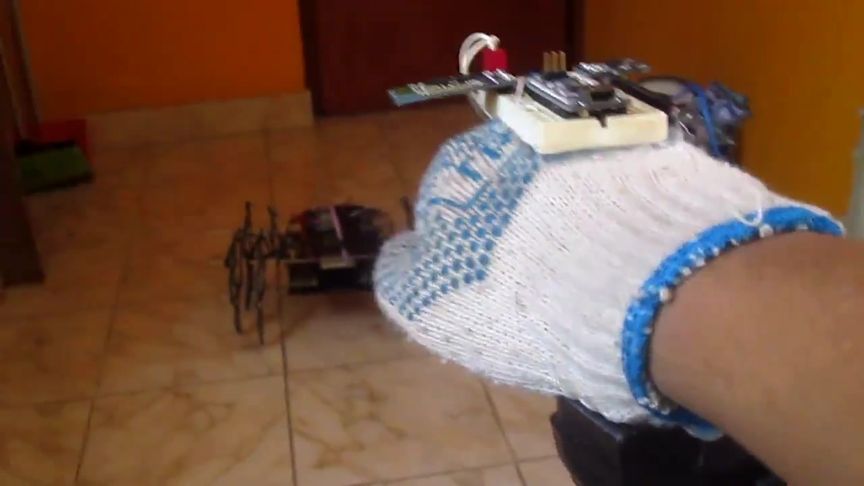 蓝牙应用运动传感器机器人,手套操控!