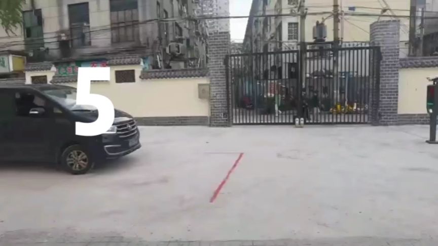 放眼望去,学校的新校门矗立在蓝天下,十分美丽为我们自动打开。