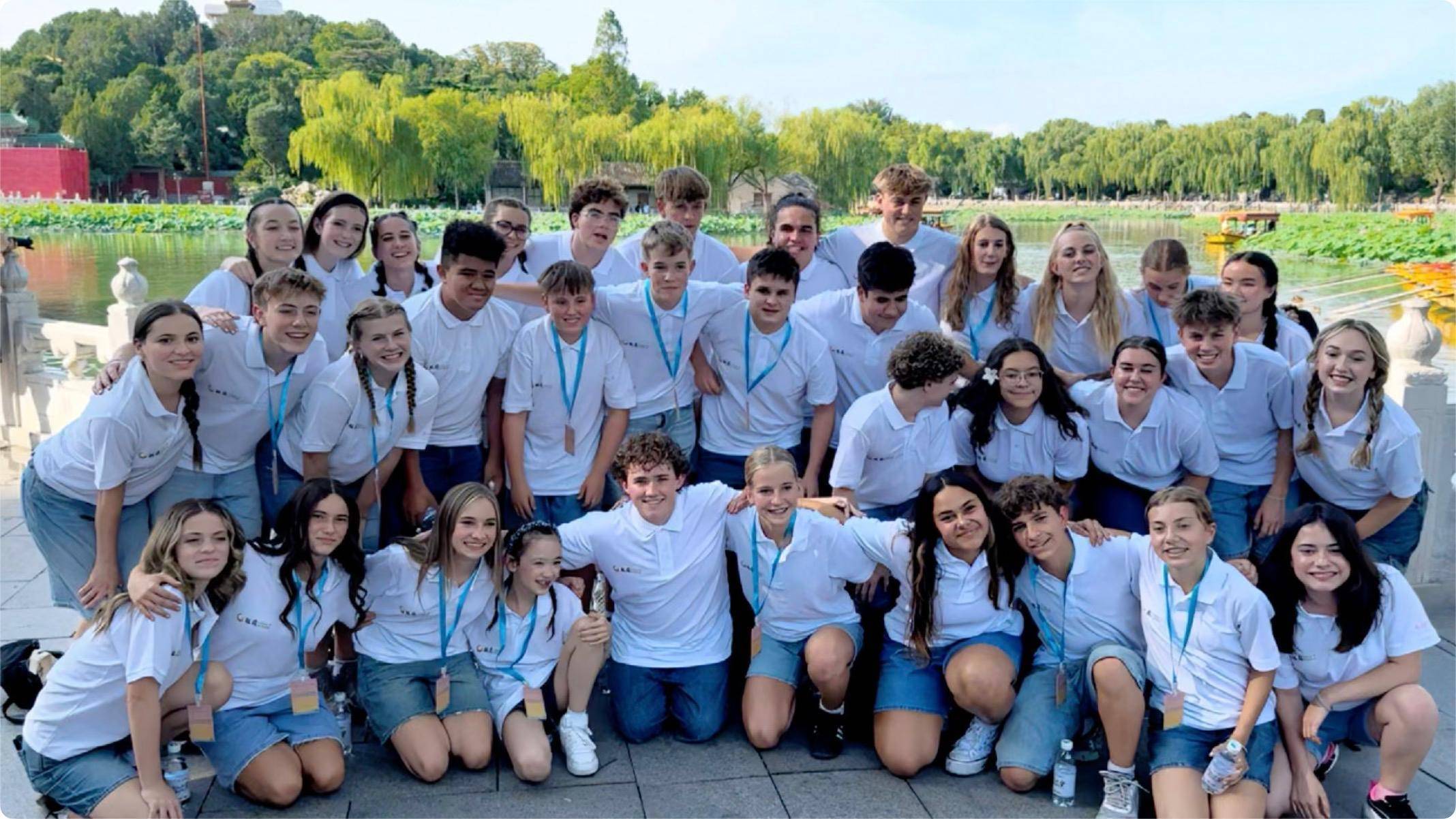 美国OneVoice合唱团泛舟北海公园,即兴献唱《让我们荡起双桨》