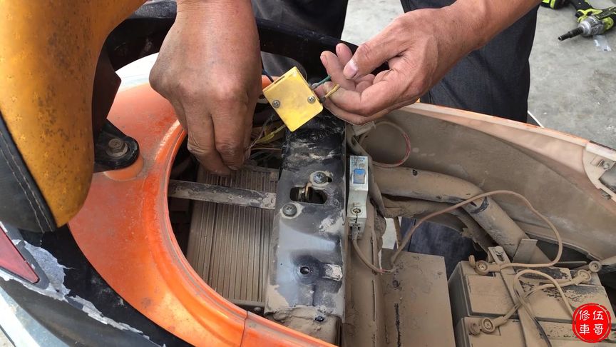 电动车行驶速度突然降下来!重新接上这根线,速度立刻恢复正常