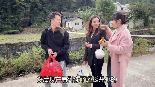 夫妻俩闹矛盾后,第一次开车回小伙老家,路上一句话没说真尴尬