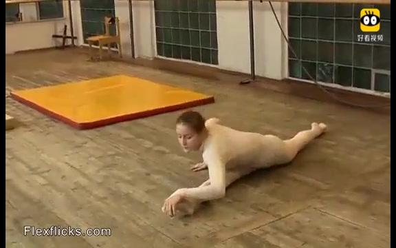 柔术视频:美女柔术一字马,技术高超惹人赞不绝口!很厉害