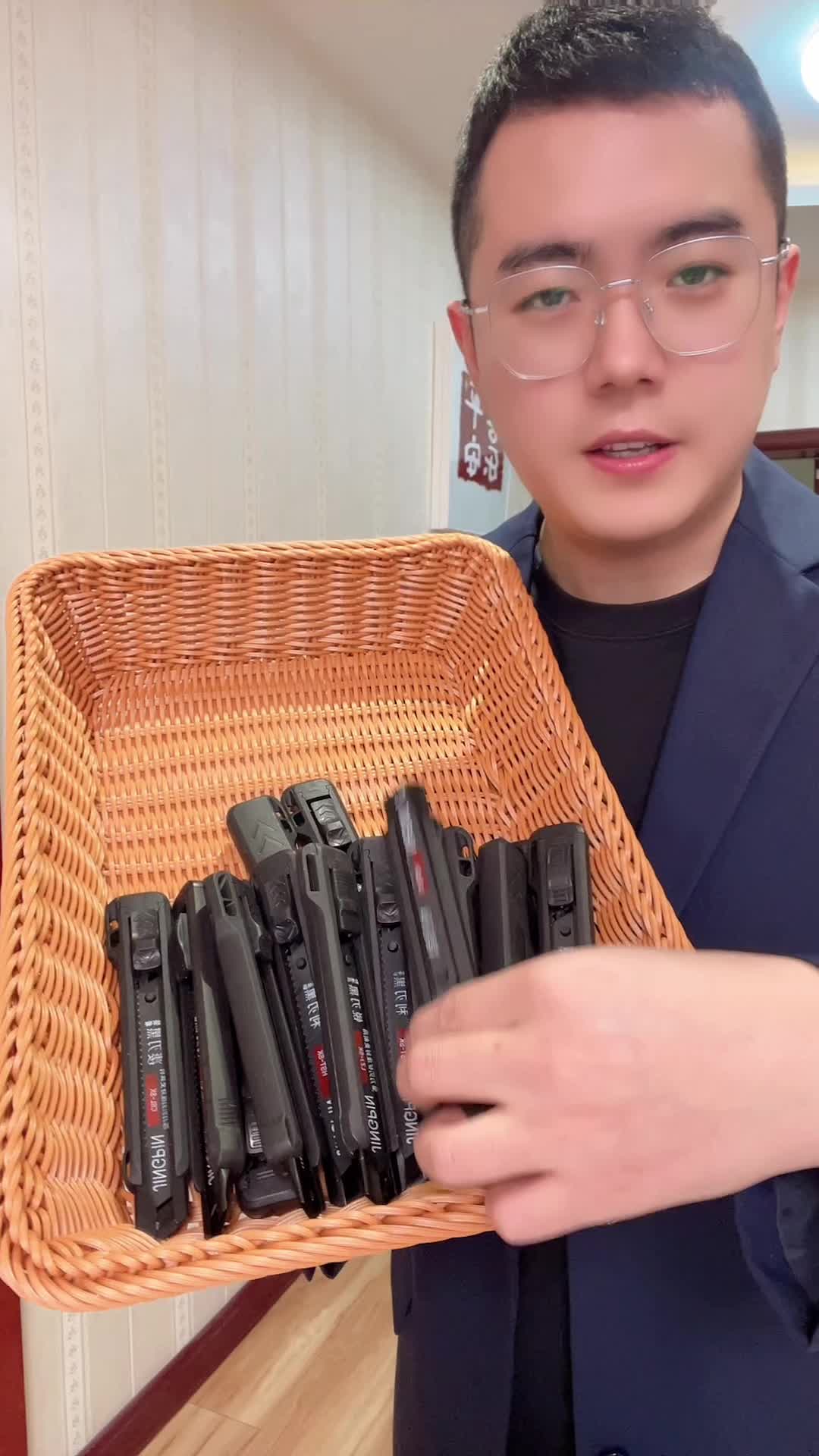 物流的,干驿站的,干装修的师傅都知道,这美工刀是每天都要重度使用的...