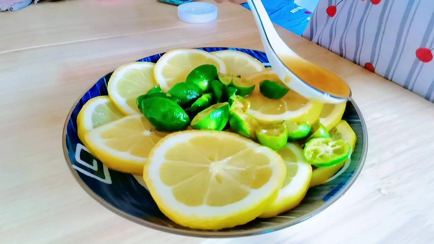 炎炎夏日来一口酸甜冰爽的柠檬绿茶真的很降燥,材料方法在最后哦