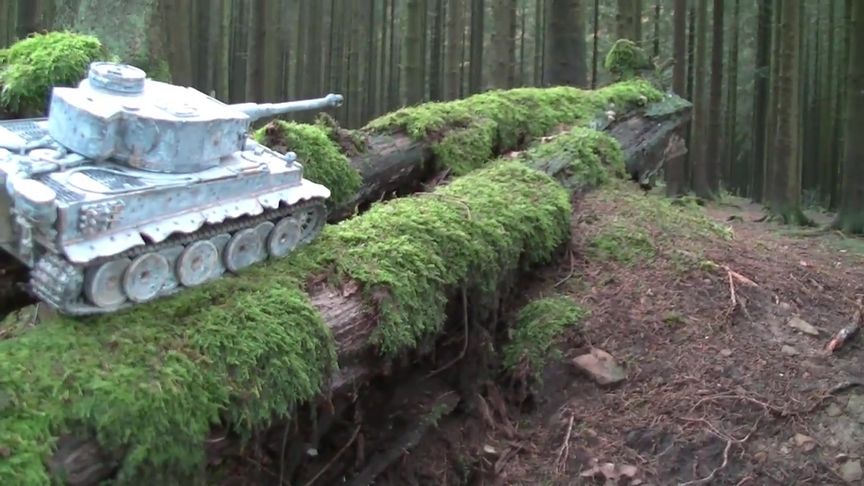 两辆虎式坦克模型,履带压着两根圆木往前开,这操作手一定要稳!