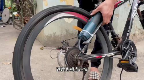 小伙居然利用角磨机经过与自行车稍加改造后,变成了一台电动自行车