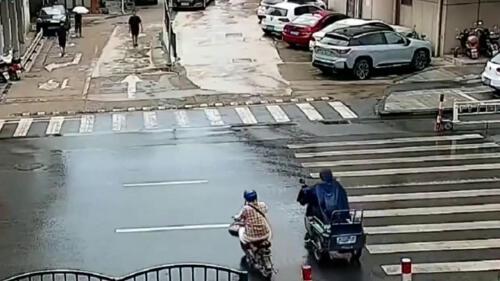 这一幕太无语,开车居然还玩手机,发生事故了才舍得放下!