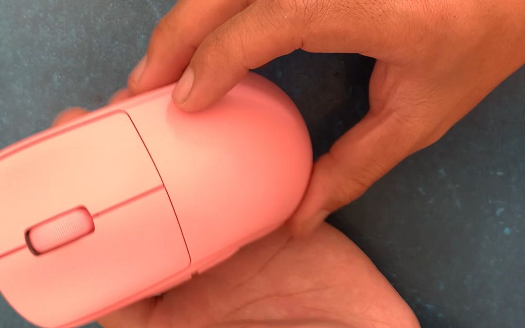 今天给大家维修一款游戏鼠标 更换GM8.0黑曼巴微动解决按键不灵敏...