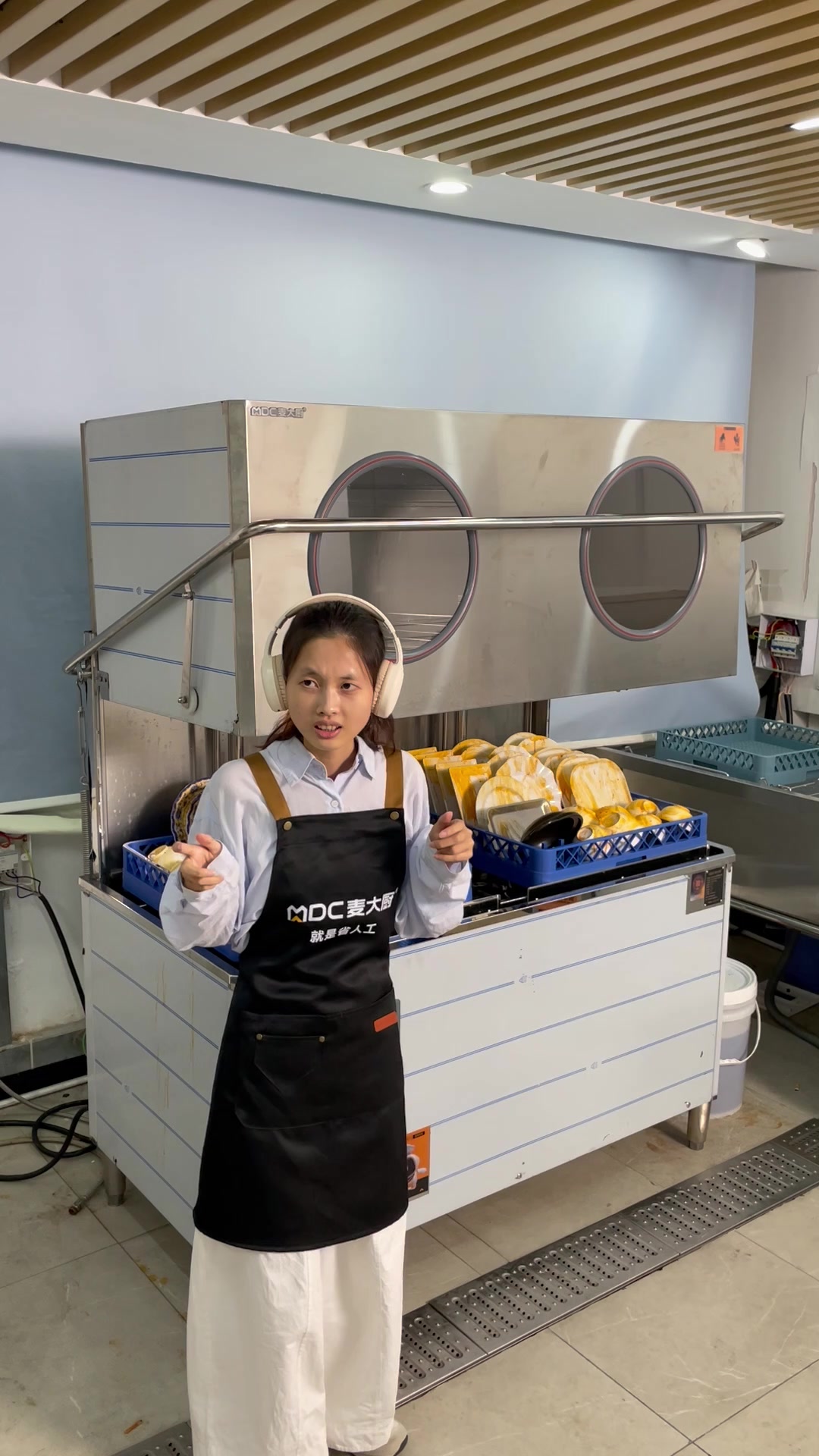 洗碗工再见了,如今有商用洗碗机1分钟洗两筐#商用洗碗机厂家 #洗碗机...