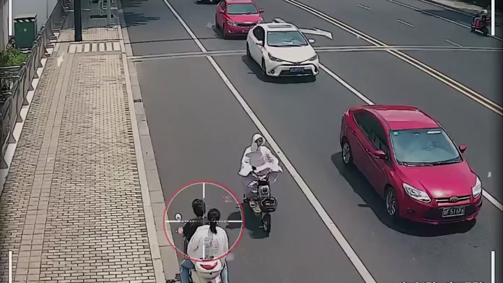 “任性”电动车驾驶员,多种交通违法行为引发交通事故(供稿:湖州交警)...