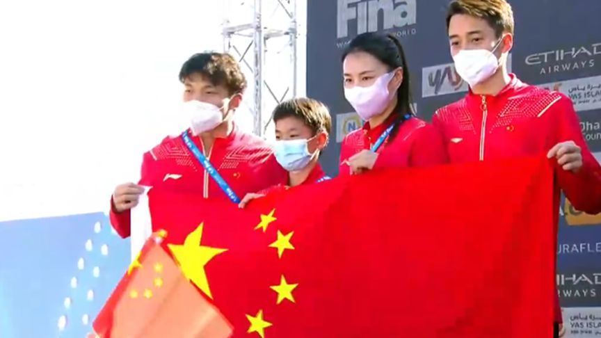 全红婵完美两跳 征服大海 赛后领奖台秀国旗 海外华人:想哭了