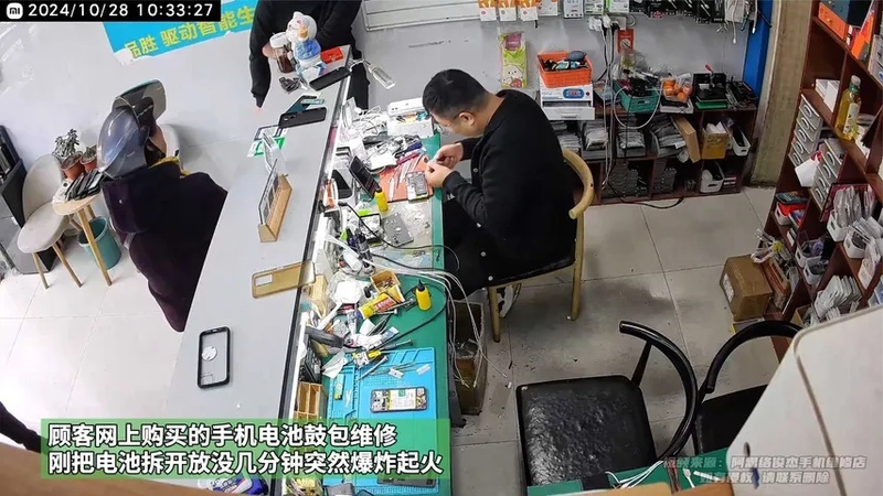 网上购买的手机电池鼓包维修,电池拆开放没几分钟突然爆炸起火