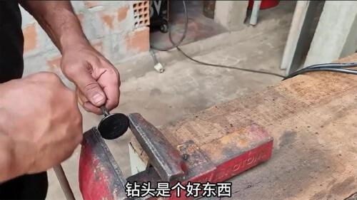 真是太厉害了!利用一根铁棒,制作麻花钻头,成品效果削铁如泥