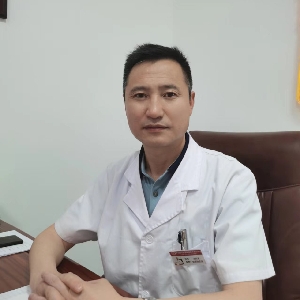 皮肤科医生王必义 