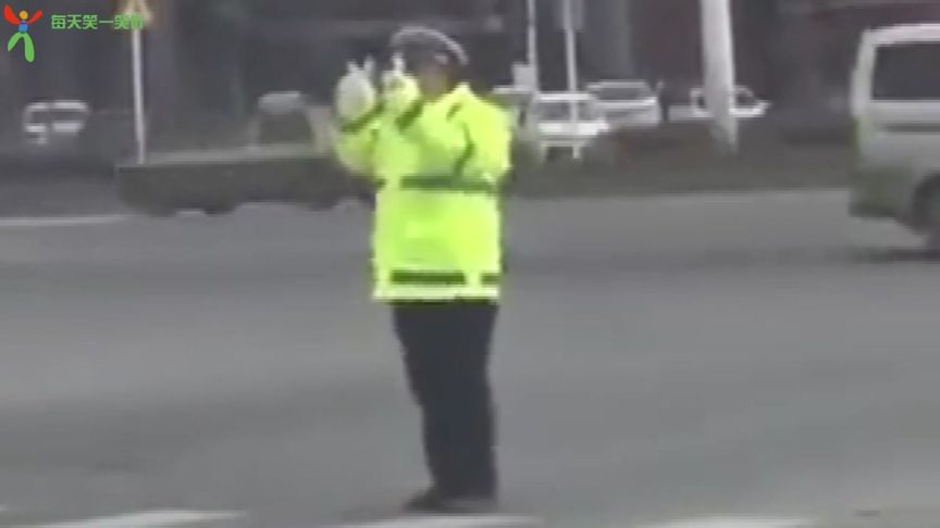 路口见到的警察叔叔,指挥交通的时候还跳了起来,网友直呼可爱!