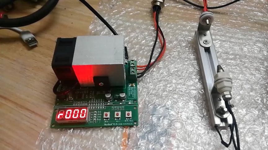 网上买的电池容量内阻测试模块进行测试结果对比,结果还是不理想