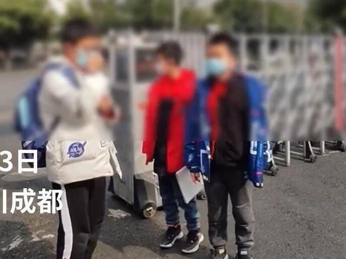 30秒|调皮小学生寝室"烧烤" 老师带到消防队接受消防安全教育