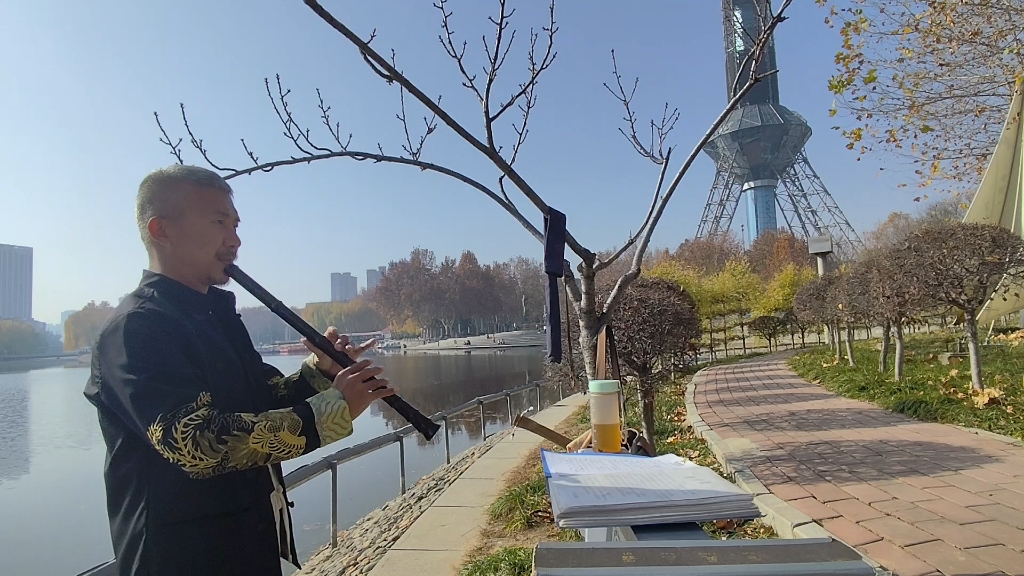 #箫 葬花吟 轻轻吹,震动管子,嘴是越吹越紧哦,放松不下来了