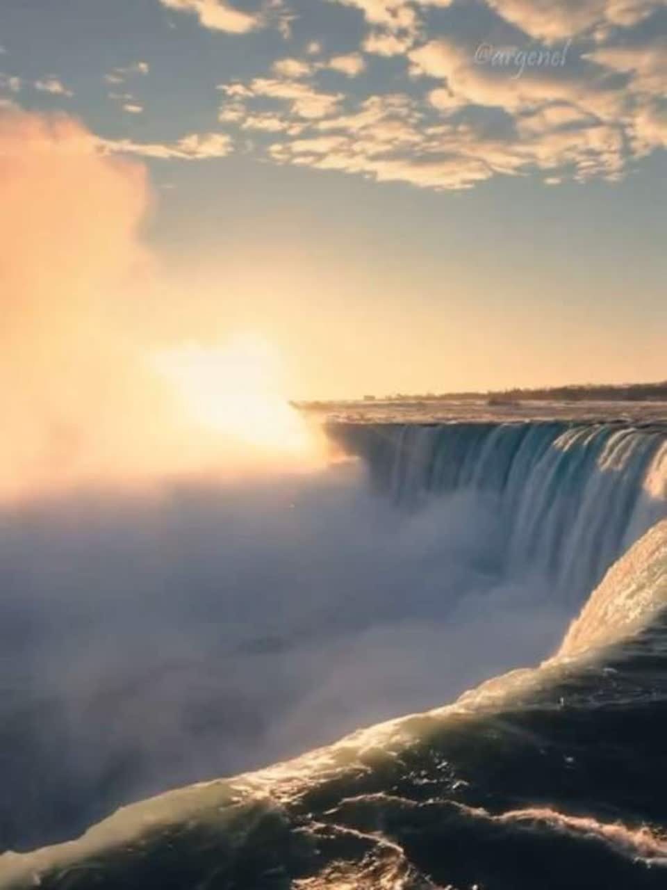 全世界最壮观的瀑布---横跨美加的尼亚加拉大瀑布Niagara Falls
