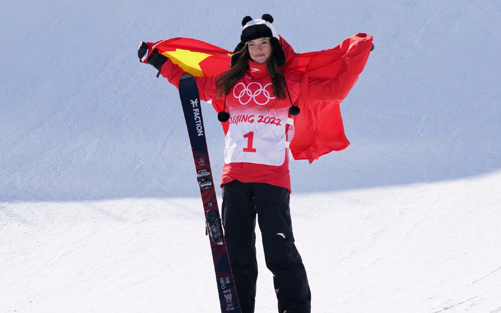 谷爱凌戴熊猫帽子领金墩墩,再次披上五星红旗。两金一银完美收官!