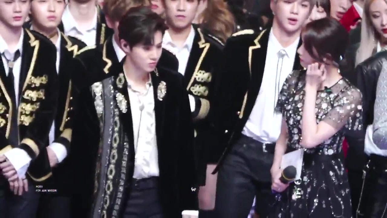 MBC歌谣大祭典!跨年倒数EXO成员D.O.、伯贤走散了!队长Suho穿越...