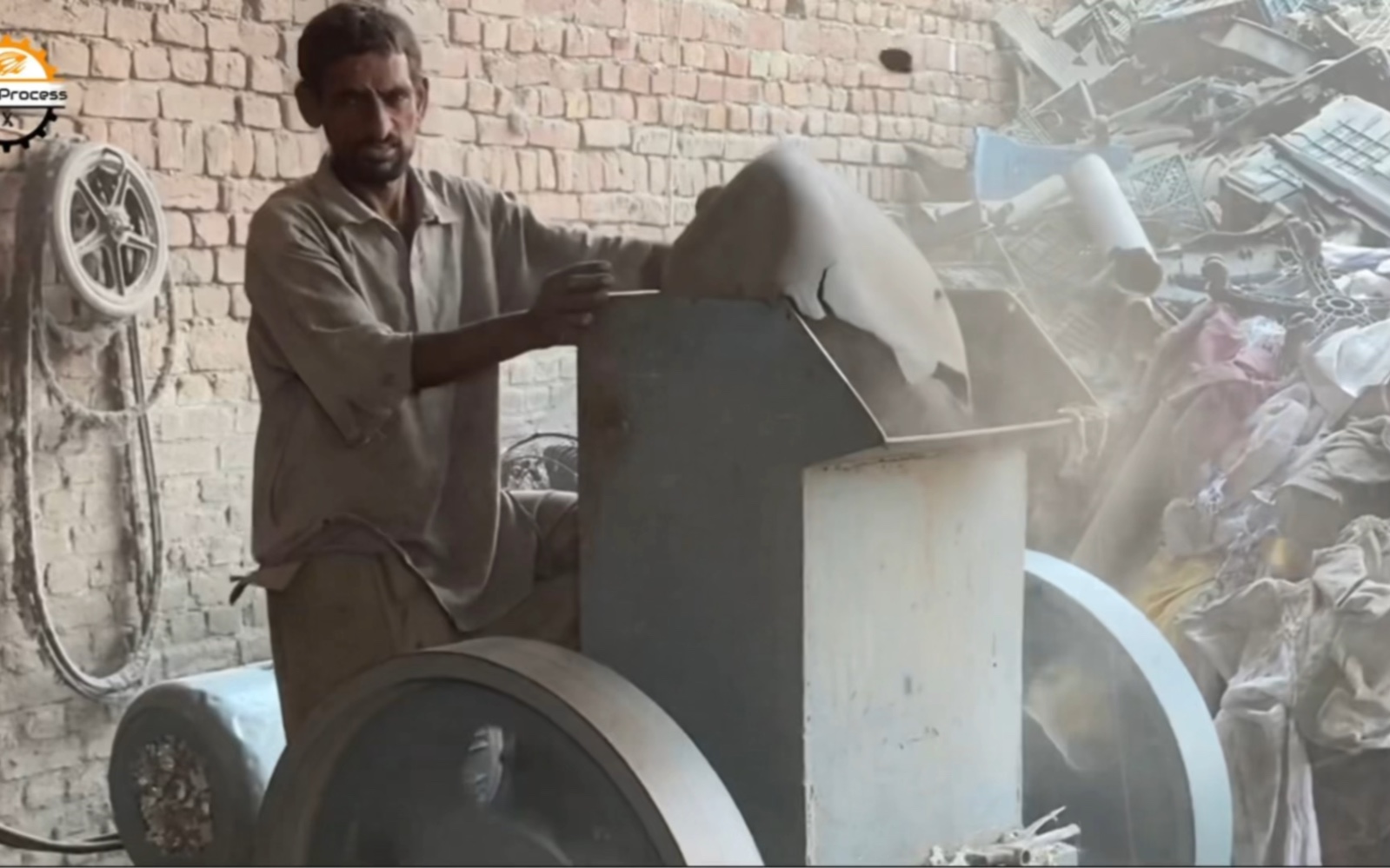 老巴暴力行业!回收八手的塑料进行造粒,聚丙烯+色母生产座椅