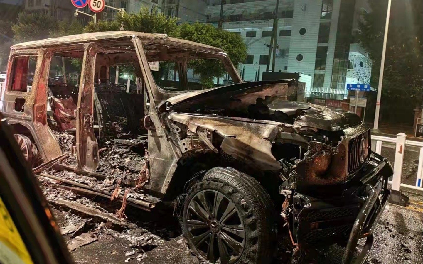 851期:代驾电动车起火,奔驰大G烧成了灰!