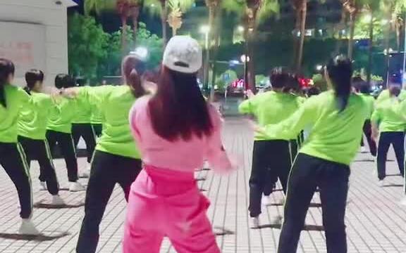 最潮广场舞 叫一声二奶奶 背面完整版来了,活泼轻快,太适合冬天跳了。