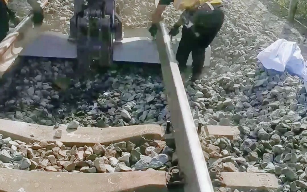 ...换枕机 #挖掘机换枕机 #轨道机 #换枕机改装 #铁路道岔清筛机 #枕木机