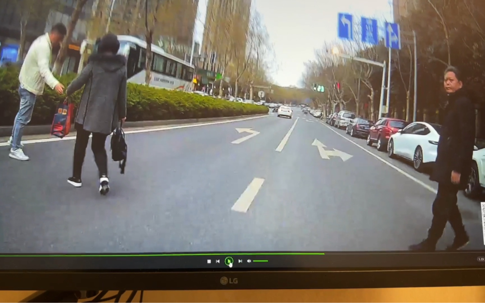 一家人整整齐齐客厅散步