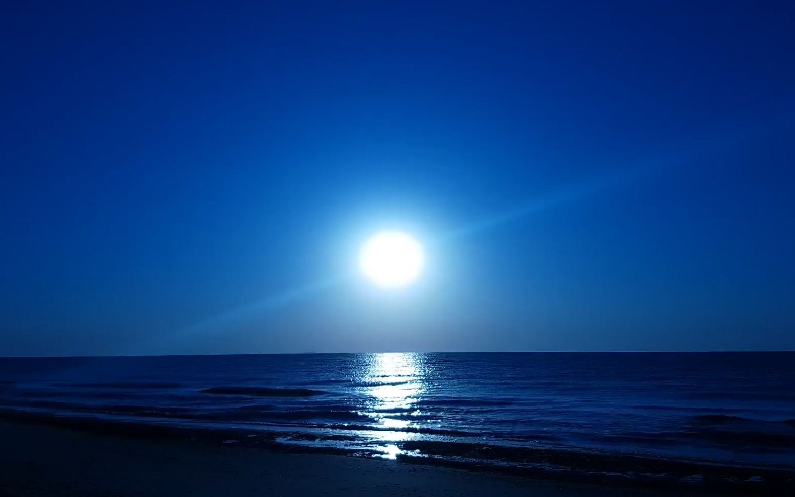 v109 2k画质唯美海浪声音海面海水怕打岸边蓝色圆月高挂天空视频...