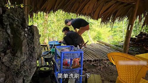 男孩和小雪到村里摘杨桃果,果树长得非常茂盛,让两人收获颇丰