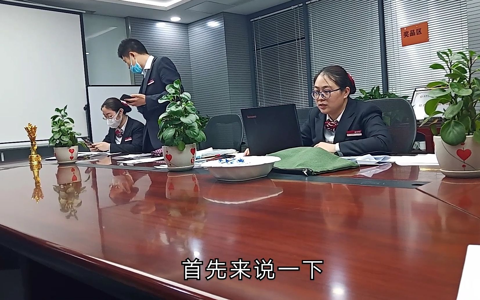 大学生银行实习,领导让加班,看他加班做什么?