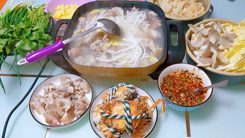 冬天的第一顿火锅安排上,55买一只猪脚,做云南特色菜酸汤猪脚火锅