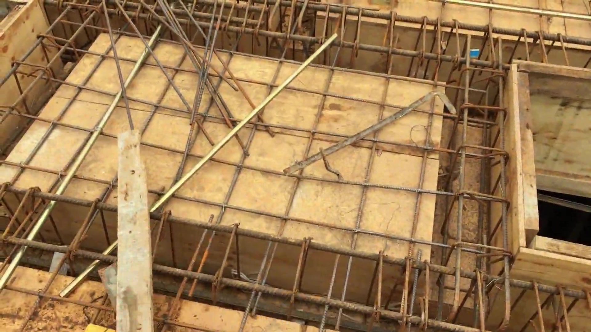 梁下部钢筋种类