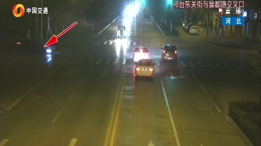 十字路口冲进“莫名来客”,撞车后顺势就跑,整个过程一气呵成!