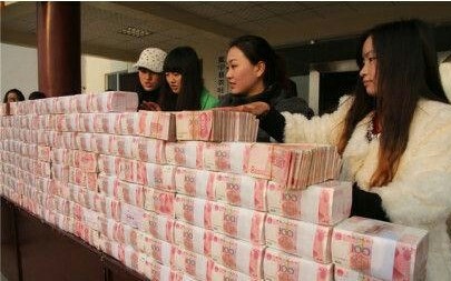1亿元人民币的现金,到底有多少吨重?看看你一次能搬多少?