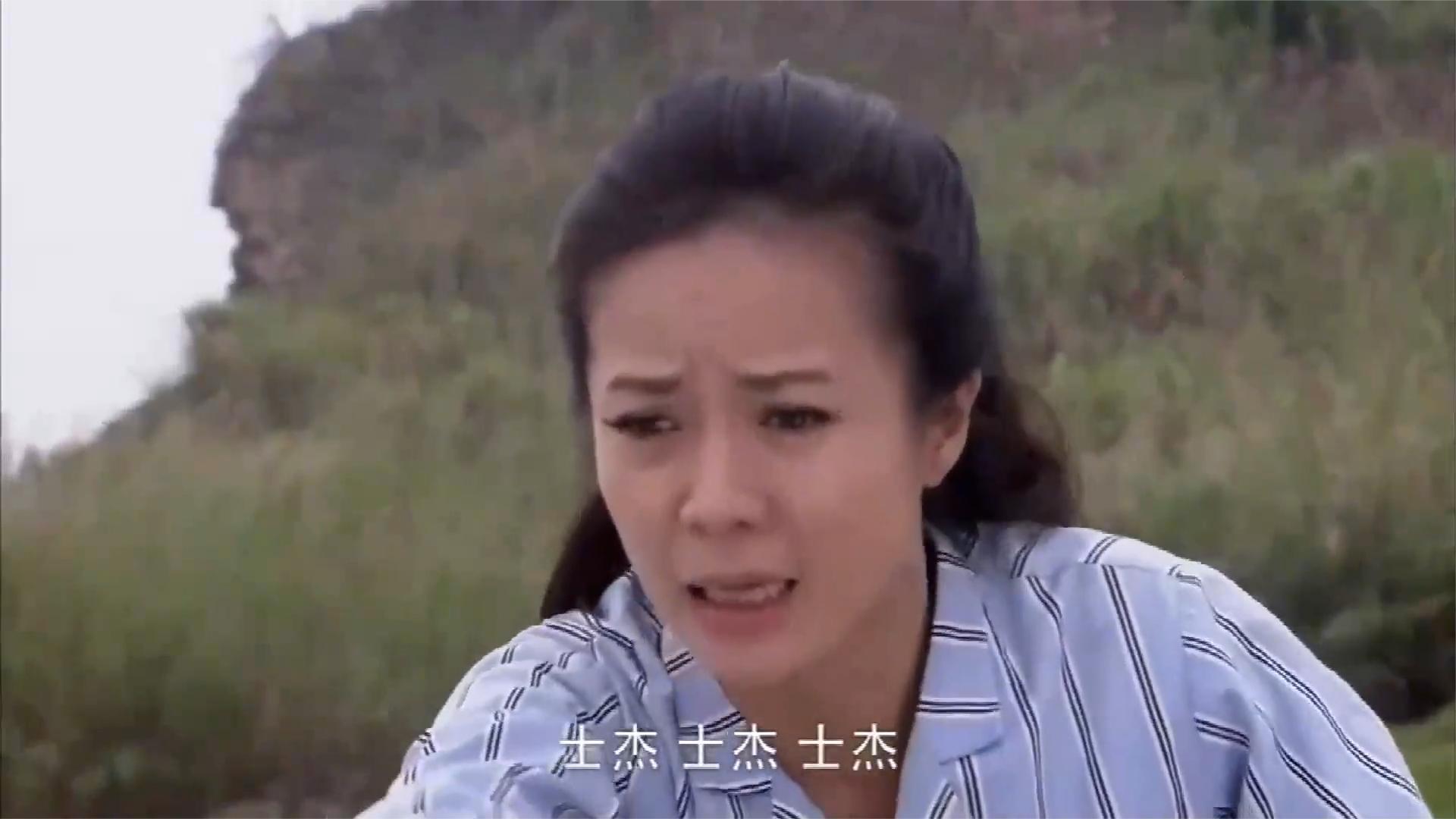 丈夫故意跳进湖里,残疾妻子救夫心切,竟从轮椅上站了起来